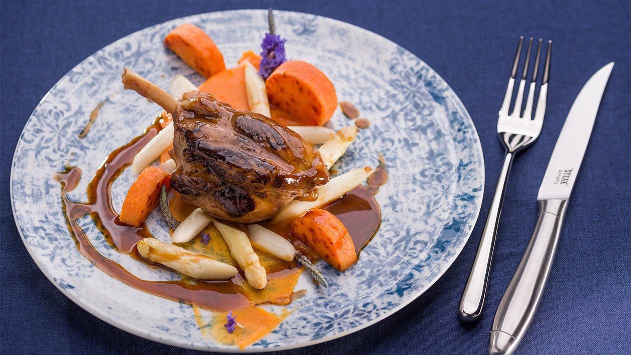 Knusprige Mini Haxe mit Süßkartoffeln und Spargel: