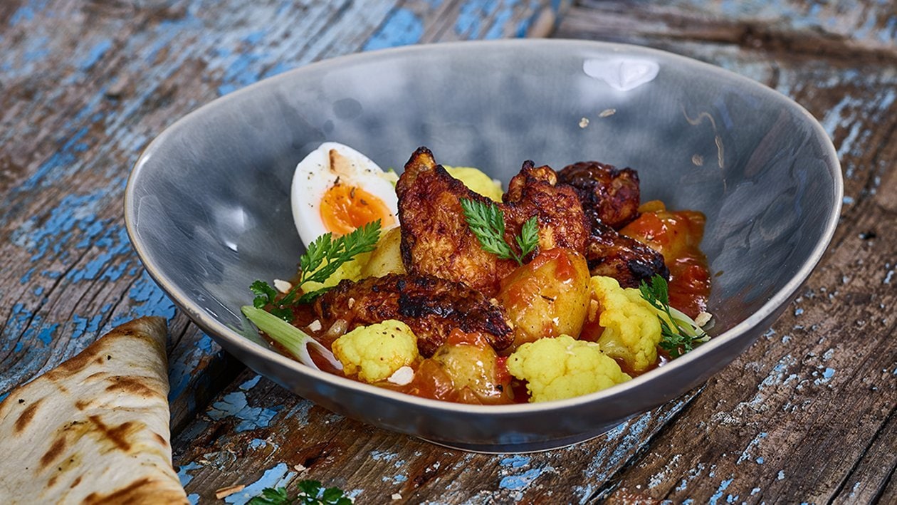 Doro Wot (Rotes Hühnchen) mit traditionellem Injera-Brot