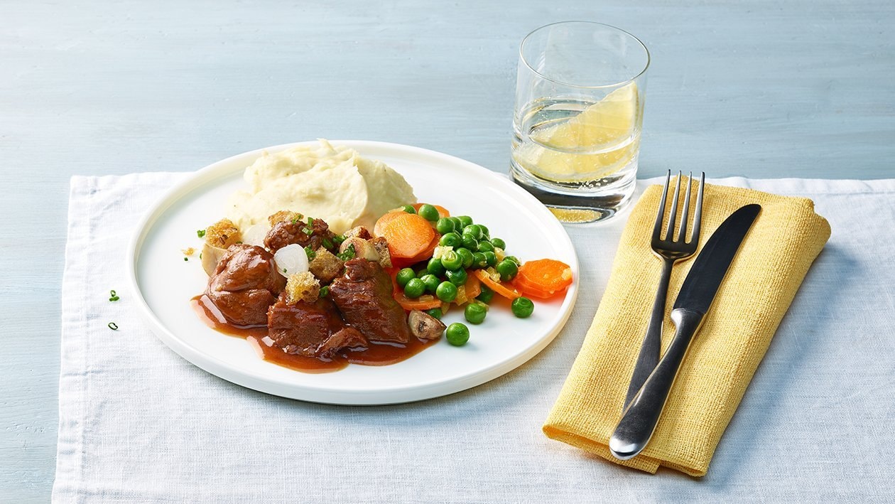 Kalbsragout mit Karotten und Kartoffelpüree-Gericht.