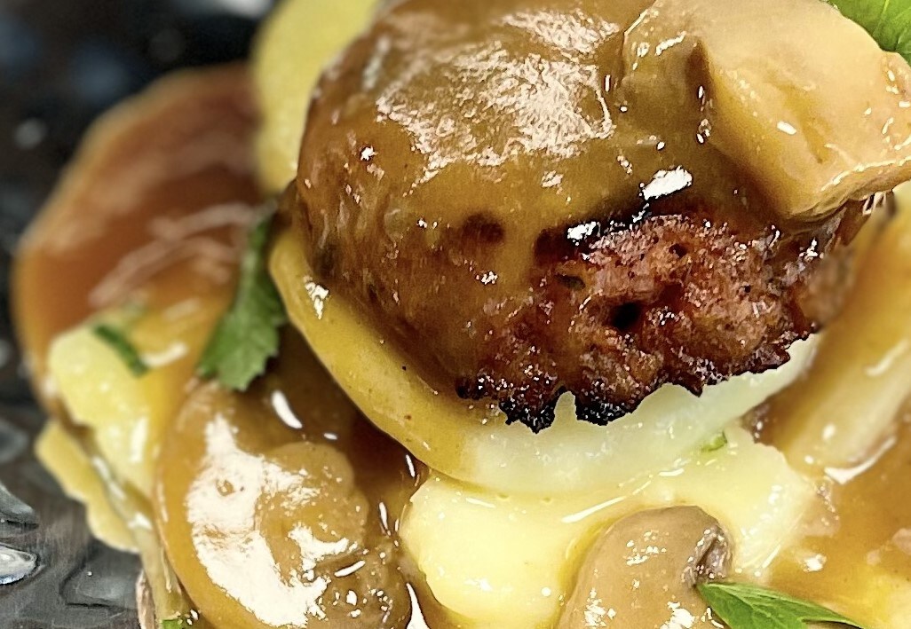 Bulette auf Kartoffelsalat und Champignon-Cremesauce